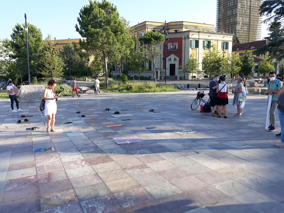 Protest with shoes – Institute for Environmental Policy