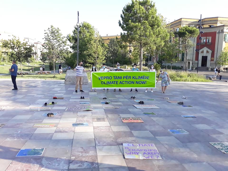 Protest with shoes – Institute for Environmental Policy